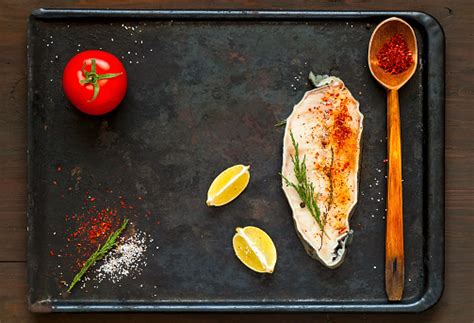 향신료와 신선한 날된 생선 스테이크 오래 된 녹슨 금속의 배경에 건강 한 요리를 위한 나무 숟가락 식품 개념입니다 플랫이 하다 보기 상위 공간을 복사 합니다 건강한 식생활에