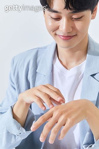 색조화장 화장품 화장품 몸단장제품 건강한생활 미남 사람피부 주요신체부분 안티에이징 트렌드 젠더뉴트럴 젠더리스 이미지 Jv12569256 게티