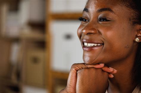 턱 밑에 손을 얹고 앉아 웃고 숙고하는 젊은 흑인 여성의 공간 사진을 복사하십시오 20 24세에 대한 스톡 사진 및 기타 이미지 20 24세 기업가 녹색 경제