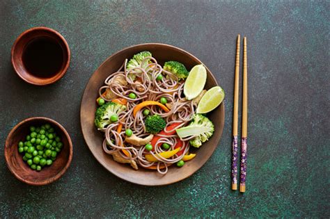 진한 녹색 배경 복사 공간에 닭고기 고기와 채소 그릇 볶음 국수 0명에 대한 스톡 사진 및 기타 이미지 0명 Washoku 고기 Istock