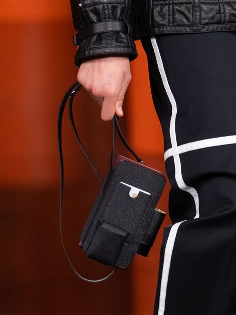 愛馬仕推出手機、口紅 、airpods 三合一多功能包包！hermes 2021秋冬大秀後詢問度爆表