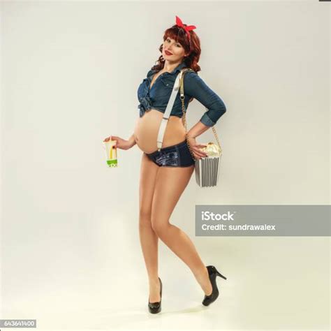 팝콘의 형태로 차가운 음료와 핸드백핀 업 스타일에 유행 빨간 머리 임신 한 여자 가족에 대한 스톡 사진 및 기타 이미지 가족 귀여운 기대 Istock