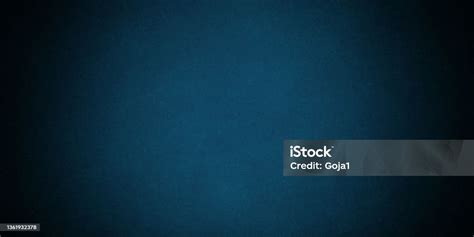 오래된 빈티지 그런지 질감 테두리 디자인에 검은 비네팅어두운 파란색 배경 텍스처 밝은 스포트라이트 센터와 어두운 우아한 청록색 벽 0명에 대한 스톡 벡터 아트 및 기타