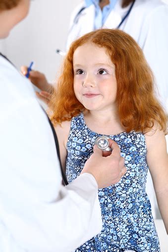 의사가 청진 기를 가진 어린 소녀 검사입니다 의학 및 건강 관리 개념 가정 생활에 대한 스톡 사진 및 기타 이미지 가정 생활 가정의 방 가족 Istock