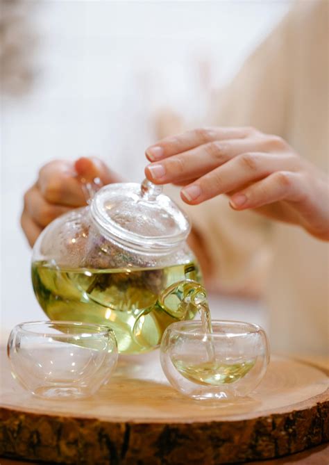 건강한 음료 고요한 깨끗한 유리 꾸미다양조하다 끓는 물 녹차 다도 따뜻한 음료 레져 활동 목조 테이블 붓는 붓는 차 손으로 붓기 유기농 차 유리