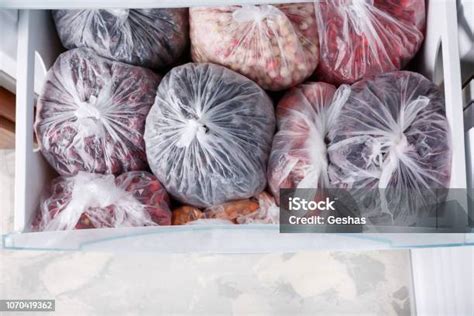 냉동 실에 투명 한 비닐 봉투에서의 냉동된 열매 오픈 냉장고 냉동된 딸기와 과일 가득 채식 음식 건강 한 먹는 개념입니다 최고 Veiw입니다 과일에 대한 스톡 사진 및 기타