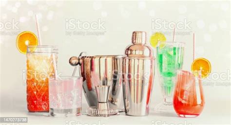 다채로운 여름 긴 음료 바와 칵테일 도구를 마시는 빨대와 감귤류가있는 다양한 안경에 담겨 있습니다 0명에 대한 스톡 사진 및 기타 이미지 Istock