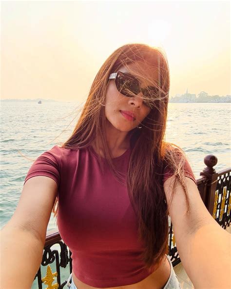 கொச்சியில் சில் பண்ணிய மாளவிகா மோகனன் லேட்டஸ்ட் கிளிக்ஸ் Malavika