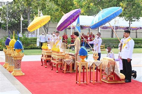 Photo Gallery ในหลวง พระราชินีเสด็จฯ พร้อมสมเด็จเจ้าฟ้าทีปังกรฯ ทรงวางพุ่มดอกไม้เนื่องในวันจักรี