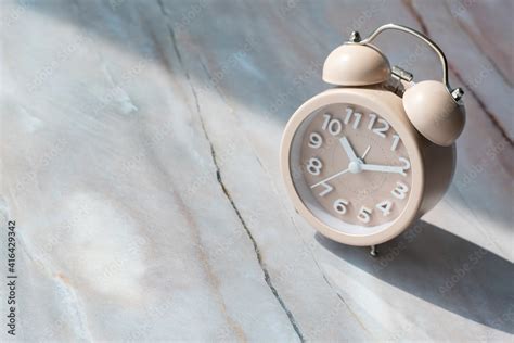 Foto De 대리석 배경에 알람시계와 카피 공간 Do Stock Adobe Stock