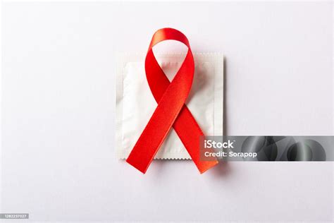 빨간 활 리본 기호 Hiv 에이즈 암 인식 및 콘돔 0명에 대한 스톡 사진 및 기타 이미지 0명 12월 건강관리와 의술 Istock