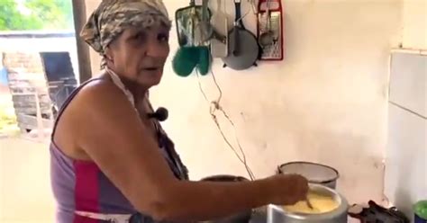 Abuela Cubana Enseña A Hacer Harina De Maíz Una Comida Medio Decente