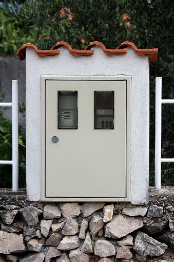 전통적인 돌 벽에 1 미터 및 안전 스위치와 콘크리트 프레임에 장착 된 전기 미터 상자 안에 작은 창문을 통해 볼 수 0명에 대한 스톡 사진 및 기타 이미지 Istock