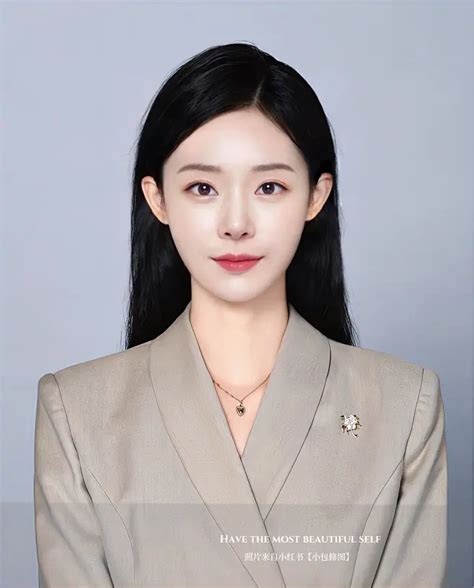 小包修图：划重点 ️觉得线下拍证件照贵的看看看线上修图 ：只需要你的五官 你喜欢的模版 即可得线下同款证件照 还没有线下修图的一个零头 客片