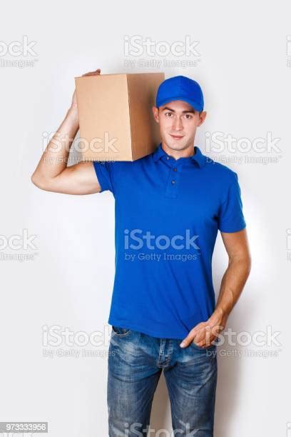 쾌활 한 배달 사람입니다 골 판지 상자를 들고 웃 고 행복 한 젊은 택배 공란에 대한 스톡 사진 및 기타 이미지 공란 남성