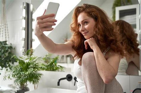 Premium Photo Young Redhead Woman Sitting On Bathroom Table Top And