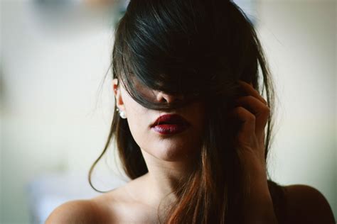 배경 화면 초상화 긴 머리 그림자 사진술 흑발 입술 나체상 빛 아름다운 소녀 아름다움 미소 여자 뜨거운 말뿐인 본인 사격 숨을 쉬다 자기