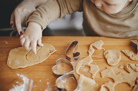 귀여운 딸과 어머니는 지저분한 테이블에 함께 크리스마스 쿠키를 만들고 가까이 엄마와 사랑스러운 유아 소녀 진저 브레드 쿠키에 대한 반죽을 절단 대기 휴가 시간 가족과 함께