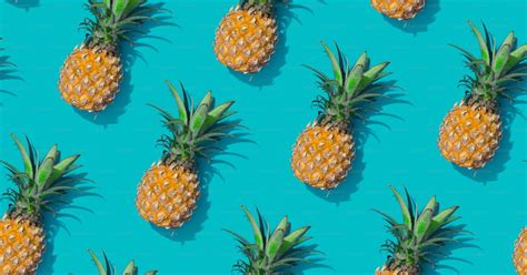 파인애플 크리에이 티브 열대 패턴 생생한 파란색 배경 추상 여름 예술 배경입니다 최소 인쇄 개념 평평한 음식 사진 Unsplash의 파인애플 이미지
