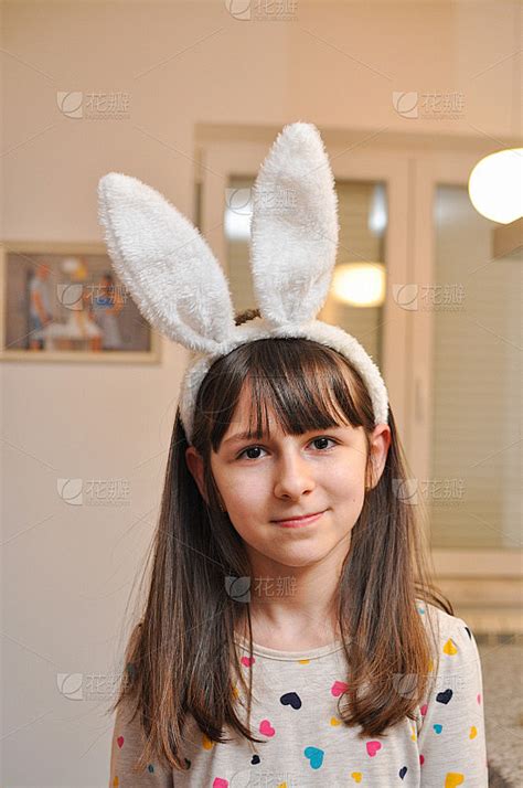 一个长着兔耳朵的女孩的肖像