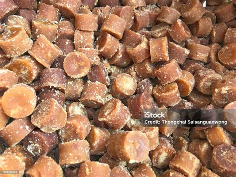 만든 큐브 설탕 사탕수수의 그것은 갈색의 덩어리 이다 그것은 표 백제 달 콤 하 고 향기로운 요리를 또는 차 또는 커피와 같은 음료입니다 0명에 대한 스톡 사진 및 기타