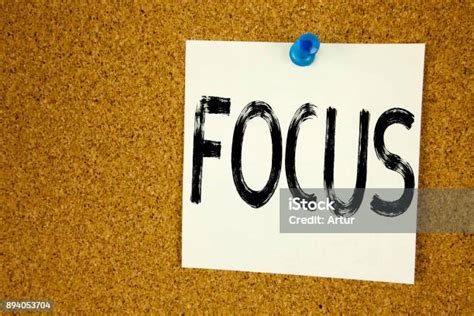 개념적 손으로 초점을 보여주는 텍스트 캡션 영감을 쓰기입니다 사업 주의 성공 집중 스티커 메모 알림 코르크 배경 복사 공간에 대 한 개념 0명에 대한 스톡 사진 및 기타