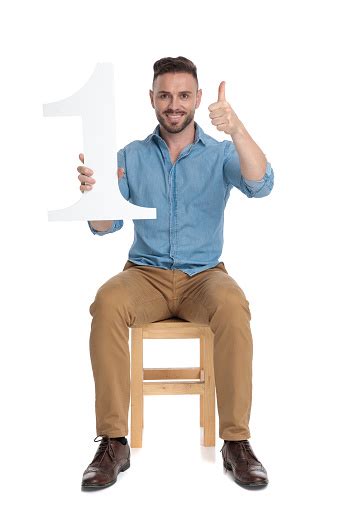 웃는 젊은 남자 들고 번호를 하나의 기호와 만들기 엄지 손가락 올라 서명 1위에 대한 스톡 사진 및 기타 이미지 1위 긍정적인 감정 표현 남자 Istock