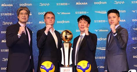 파이팅 외치는 남자배구 포스트시즌 진출 감독들