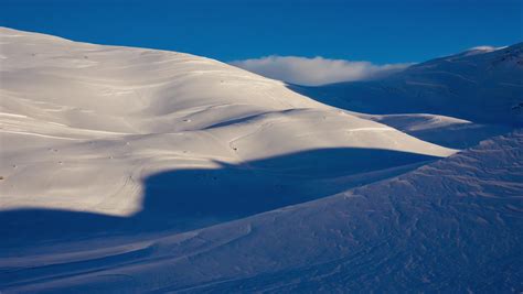 Обои на рабочий стол пейзаж с видом на подсвеченные солнцем сугробы · 1920x1080 Full Hd