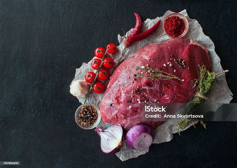 생 쇠고기 구겨진 종이에 야채와 향신료를 곁들인 신선한 소고기 조각 상단에서 보기입니다 공간을 복사합니다 0명에 대한 스톡 사진 및 기타 이미지 Istock