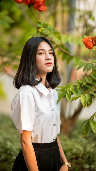 Mahasiswa Asia Cantik Mengenakan Pose Seragam Mahasiswa Untuk Fotografi