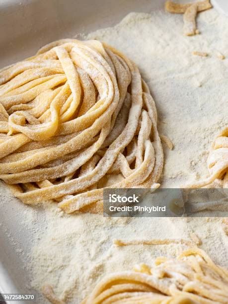 신선한 이탈리아 전통 파스타 익히지 않은 신선한 생 파스타 파스타 탈리아텔 파스타 둥지 이탈리아 파스타 이탈리아 마카로니 생 탈리아텔레 마카로니 둥지 0명에 대한 스톡 사진