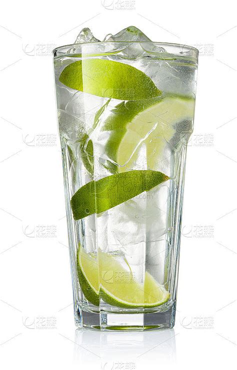 加冰和酸橙的鸡尾酒