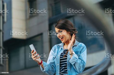 젊은 여자는 도시에 스마트폰 및 헤드폰을 통해 영상 통화를 만들기 거리에 대한 스톡 사진 및 기타 이미지 거리 도시 명랑한 Istock