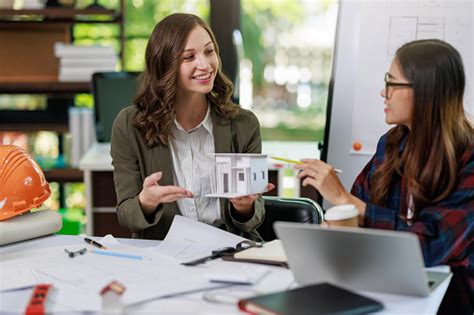 엔지니어와 건축가가 현장에서 건설 모델과 청사진을 가지고 작업하고 엔지니어와 건축가가 컴퓨터 노트북 계산기로 건설 계획을 논의하는 건설 개념 25 29세에 대한 스톡 사진
