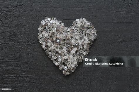 돌의 마음 사랑 검은 배경에 흩어져 있는 다이아몬드 원시 다이아몬드와 광산 천연 다이아몬드 돌의 산란 흑연 석영 천연 석과 미네랄 텍스트의 공간 복사 다이아몬드 광산에 대한