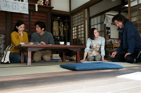 連続テレビ小説「おかえりモネ」第37話。家族ぐるみで仲の良い永浦家と及川家。（左から）美波（坂井真紀）、耕治（内野聖陽）、亜哉子（鈴木京香