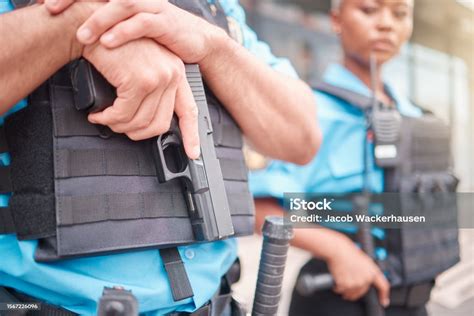 경찰 손과 총 법 집행관이 순찰을 하는 동안 도시 야외에 서 있습니다 범죄 예방을 위해 거리에 경비원이 있는 보안 안전 및 보호 세부 사항 보호에 대한 스톡 사진 및 기타