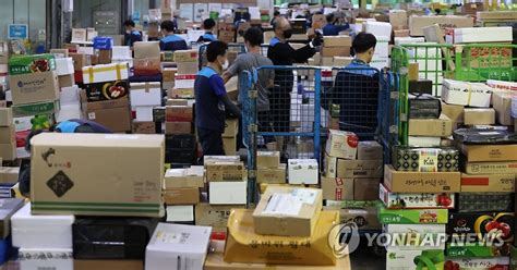 소포우편물 증가로 분주한 동서울우편물류센터