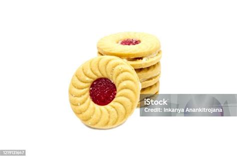 크림과 딸기 맛 잼 비스킷 샌드위치 버터 쿠키 바삭바삭한 맛있는 달콤한 식사와 유용한 크래커의 스택 흰색 배경에 격리되어
