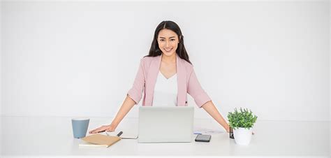 사무실 책상 가상 컴퓨터에서 일하는 분홍색 정장에 미소 아름다운 비즈니스 아시아 여성의 초상화 중소기업 직원 프리랜서 온라인 밈 마케팅 시작 전자 상거래 상단에 여자 20