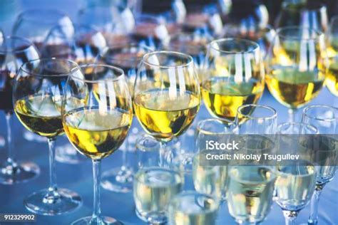 야외 이벤트 아름 다운 Bokeh와 그림에 장식 된 케이터링 꽃다발 테이블에 파티 마티니 보드카 그리고 다른 사람에 다른 색된 알코올 칵테일의 아름 다운 행 선 결혼식에