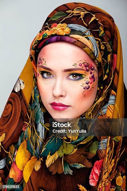 Potret Wanita Bangsawan Kontemporer Dengan Seni Wajah Foto Stok Unduh Gambar Sekarang Istock