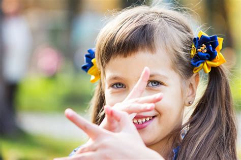 행복함 웃음소리 여자아이 에 잔디 미소 하위 야외 콩고공화국 걸스 공원에 대한 스톡 사진 및 기타 이미지 공원 귀여운 금발 머리 Istock
