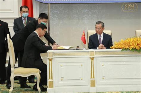 សម្ដេចតេជោ ហ៊ុន សែន និងរដ្ឋមន្ត្រីការបរទេសចិន