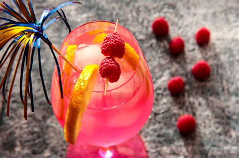 라즈베리는 딸기와 레몬을 곁들인 유리잔에서 음료를 마십니다 0명에 대한 스톡 사진 및 기타 이미지 0명 과일 구겨진 Istock