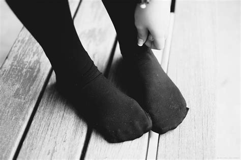 무료 이미지 날카로운 검정색과 흰색 소녀 화이트 사진술 피트 귀엽다 후지 필름 다리 모델 손가락 더러운