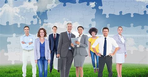 Hình ảnh Các Chuyên Gia đứng Trên Nền Câu đố được Tạo Ra Thông Qua Tổng Hợp Kỹ Thuật Số Hình