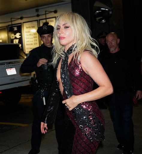 لیدی گاگا با ظاهر هارلی کویین در کنسرت رولینگ استون روی صحنه رفت