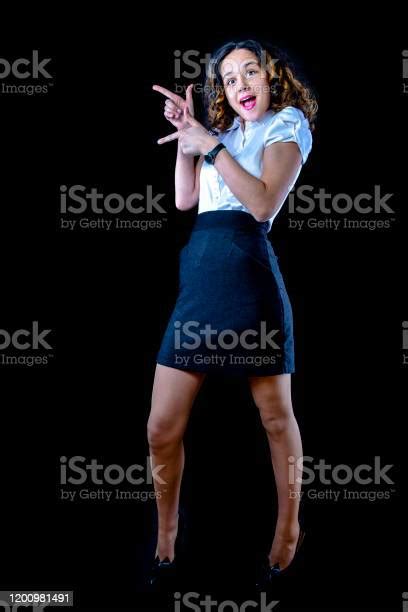 검은 배경에 제품을 발표 하는 젊은 비즈니스 여자 스튜디오에서 공간을 복사하는 여성 전문 포인팅 손가락의 초상화 제품을 제시